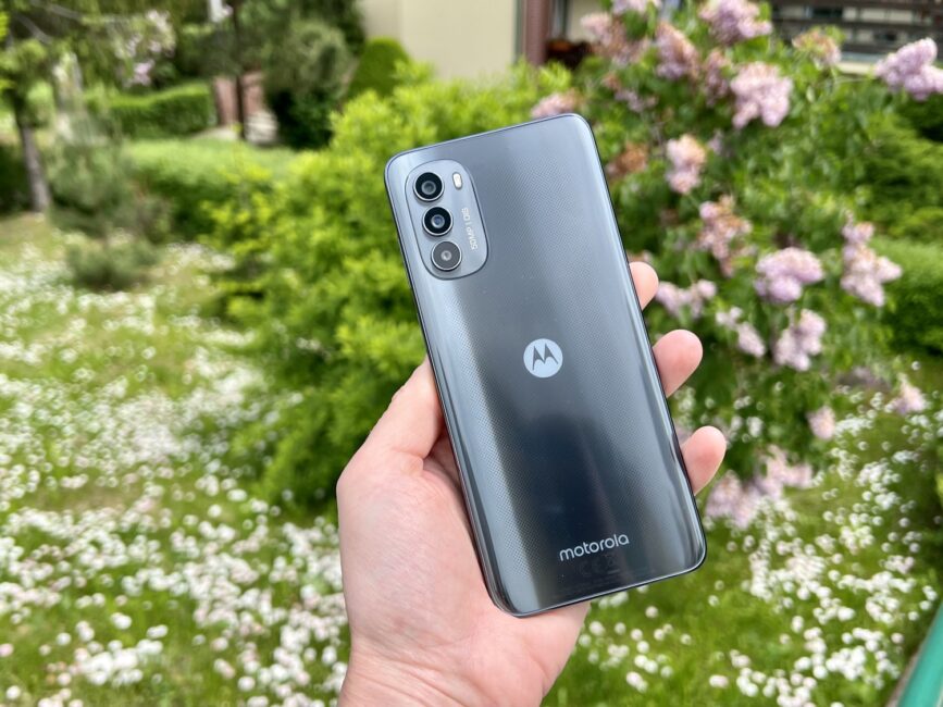 Moto G82 5G review: inexpensive smartphone with OIS and AMOLED