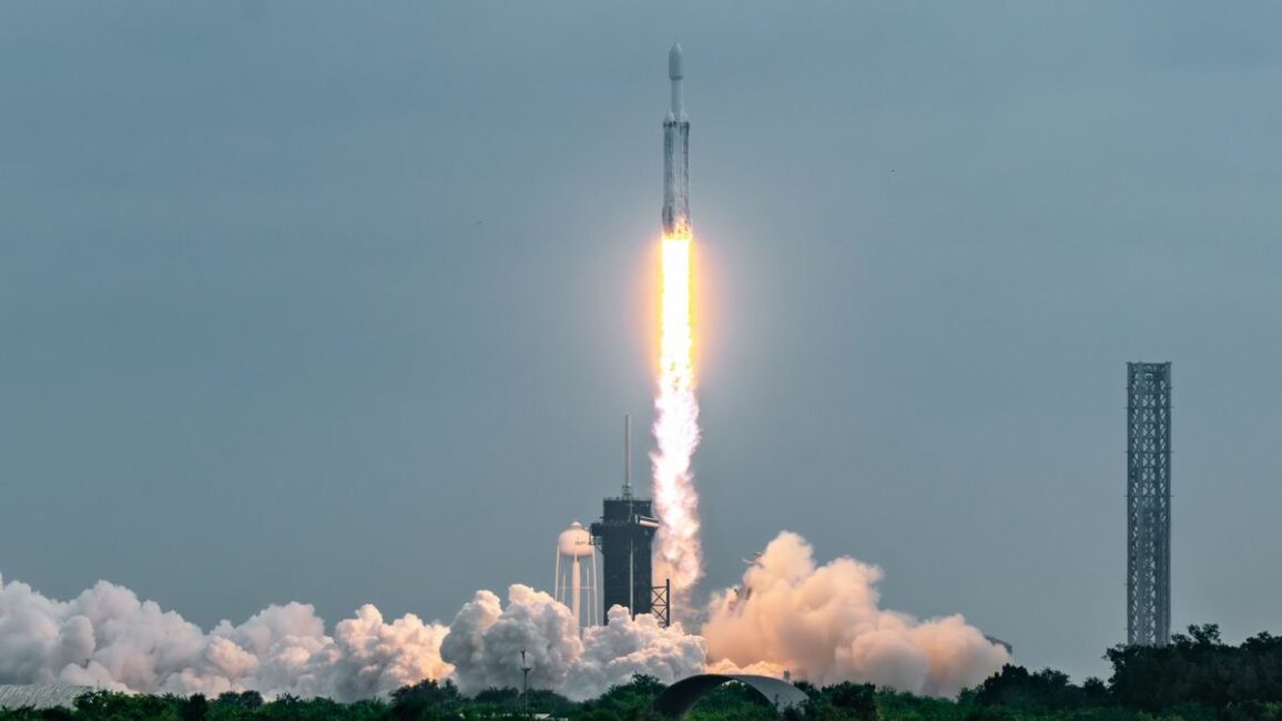 Ракета Falcon Heavy відправила у космос зонд NASA Psyche - Root-Nation.com