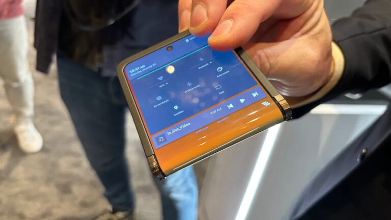 Samsung Flip phone concept displayed at CES turns the screen outwards ...