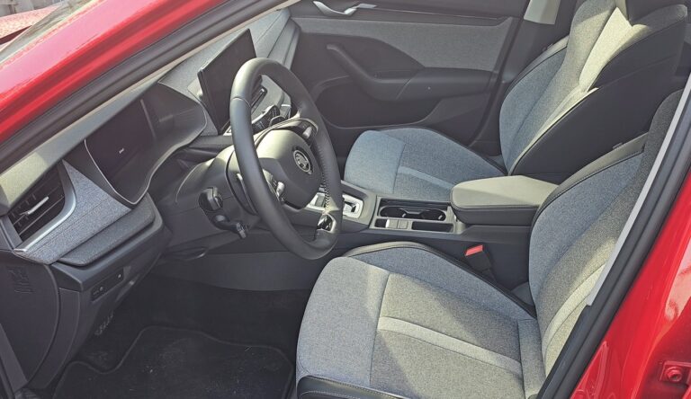 Test drive of Škoda Octavia A8 (2025) with 1.5 TSI m-HEV engine - Root ...