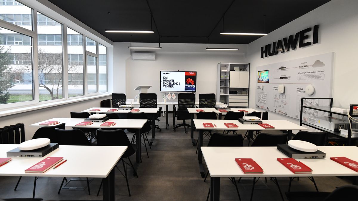 ไก Huawei Excellence Centre opened at Kyiv institute- Root-Nation.com