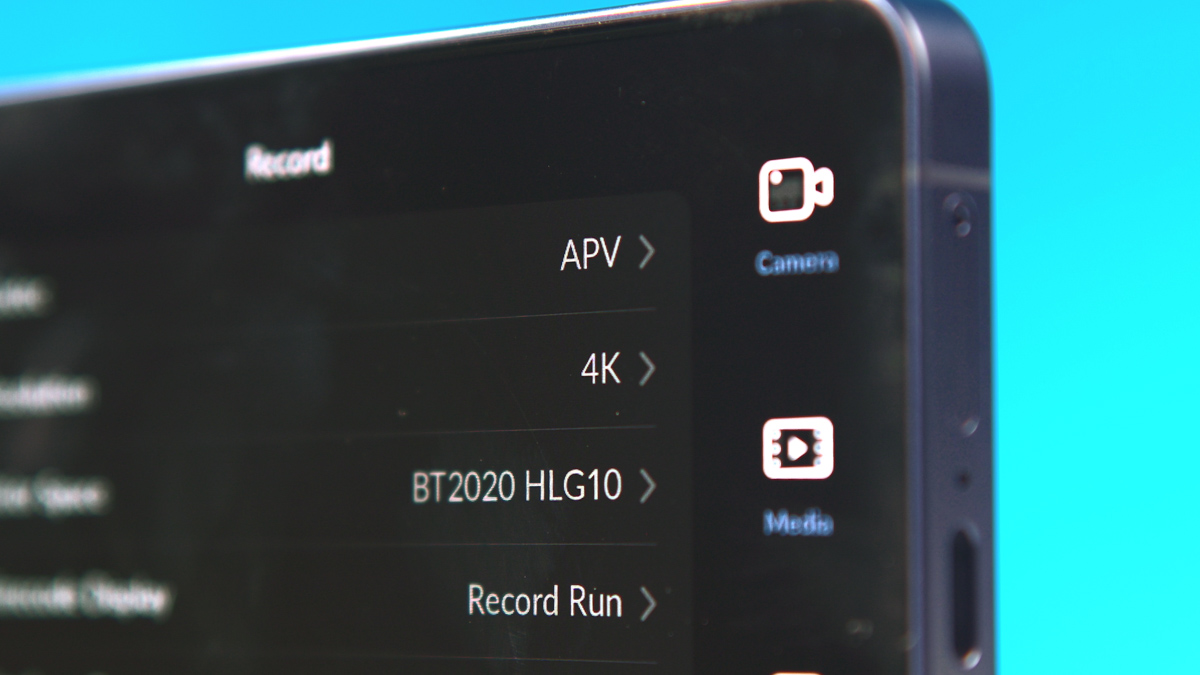Testing the APV video codec on the Samsung Galaxy S26 Ultra: Why Was ...